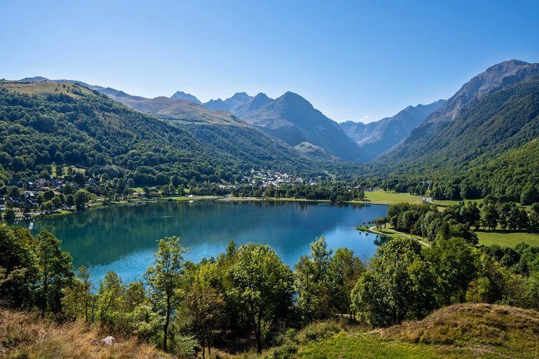 Venez admirer le Lac de Génos près du camping La Pène Blanche.